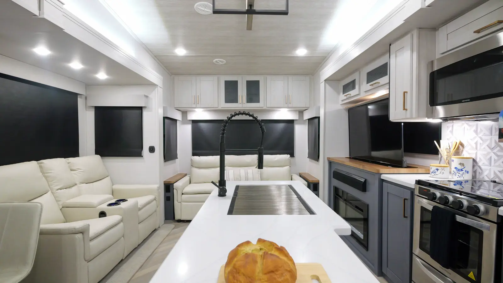 Crusader Fifth Wheels - Prime Time RV