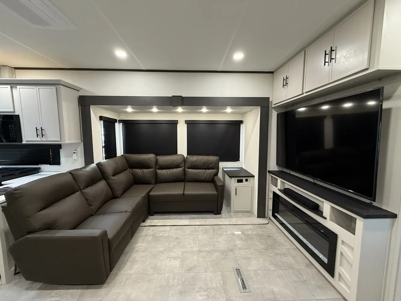 Crusader Fifth Wheels - Prime Time RV