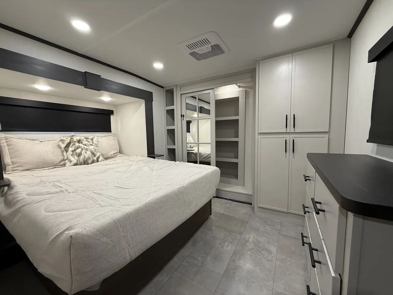 Crusader Fifth Wheels - Prime Time RV